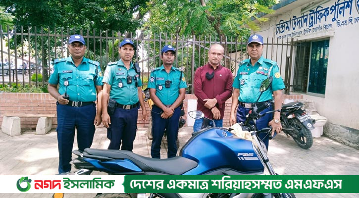 শার্টে ডিএমপির মনোগ্রাম, বাইকসহ আটকের পর জানা গেল পুলিশের ভুয়া সদস্য
