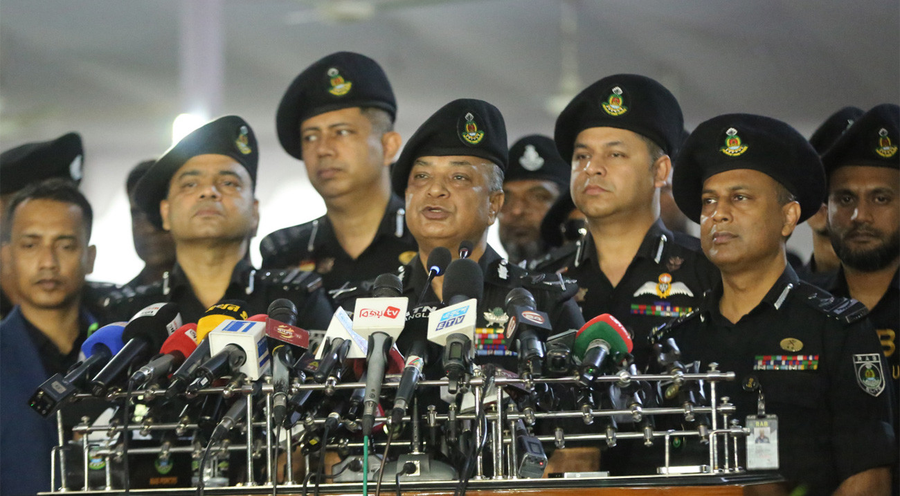 হিজলায় ঝড়ে নৌকাডুবি, তিনজন নিখোঁজ